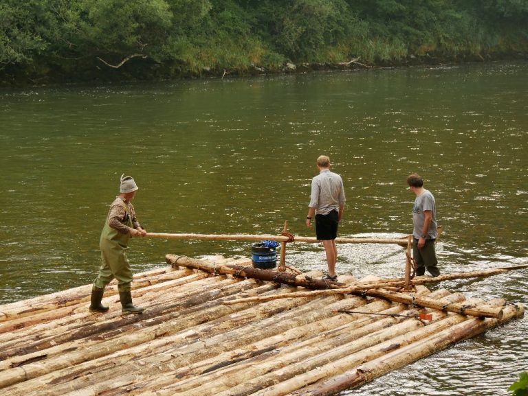 Das historische Iller-Floß - ein Nachbau mit Premierenfahrt nach Ulm ...